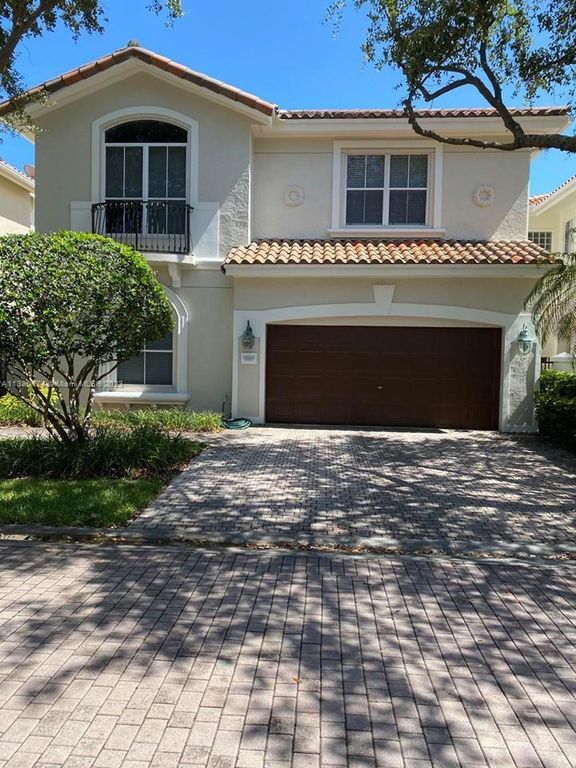 hollywood-128793228-luxuryestate
