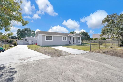 À venda Exclusiva mansão de 158 m2, Miami Gardens, Flórida - 132263064 ...