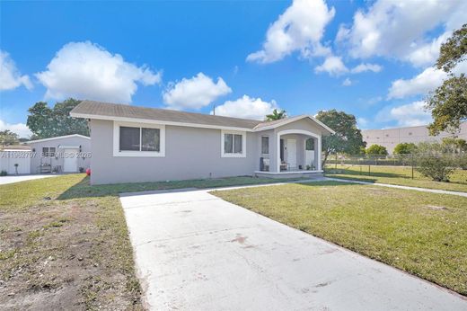 À venda Exclusiva mansão de 158 m2, Miami Gardens, Flórida - 132263064 ...