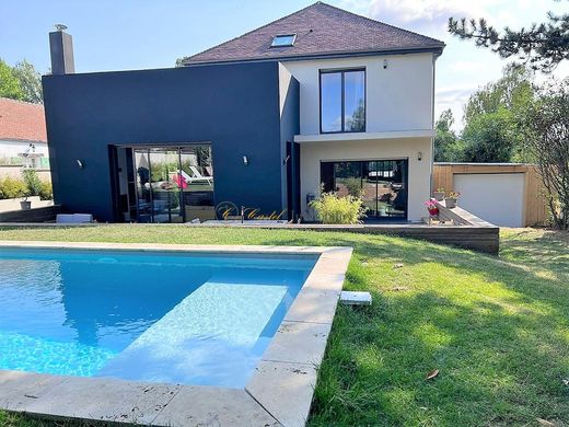 Castel Immobilier, Orgeval - LuxuryEstate.com