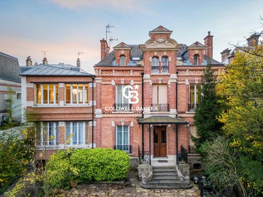 Luxury homes for sale in the department of Val-de-Marne - LuxuryEstate.com