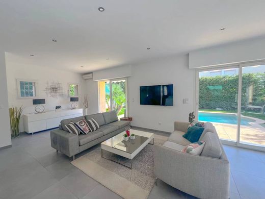 Villa de luxe de 5 pièces en vente Antibes, France - 132702154 ...