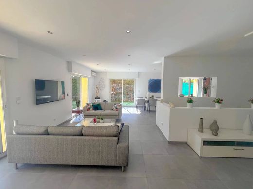 Villa de luxe de 5 pièces en vente Antibes, France - 132702154 ...