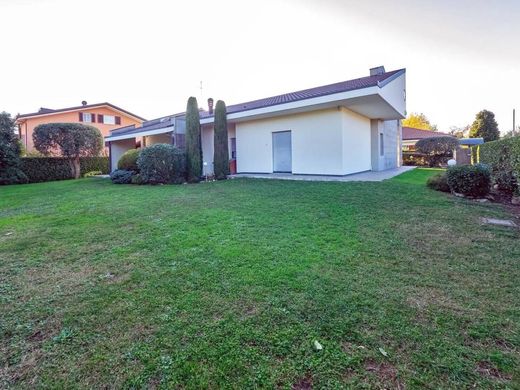 Immobili di Lusso a Merone, Lombardia - LuxuryEstate.com